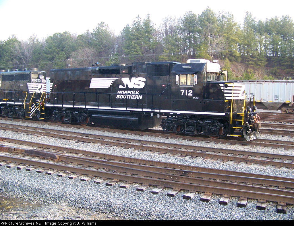 NS 712 on the lead of NS 961